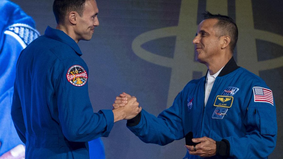 Marcos Berríos recibe “las alas” de astronauta de manos del también ...
